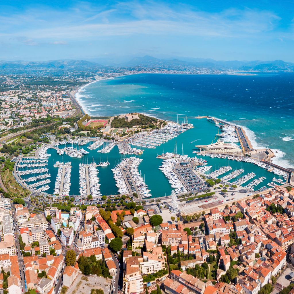 Tour a piedi gratuito di Antibes | Riviera Bar Crawl & Tours